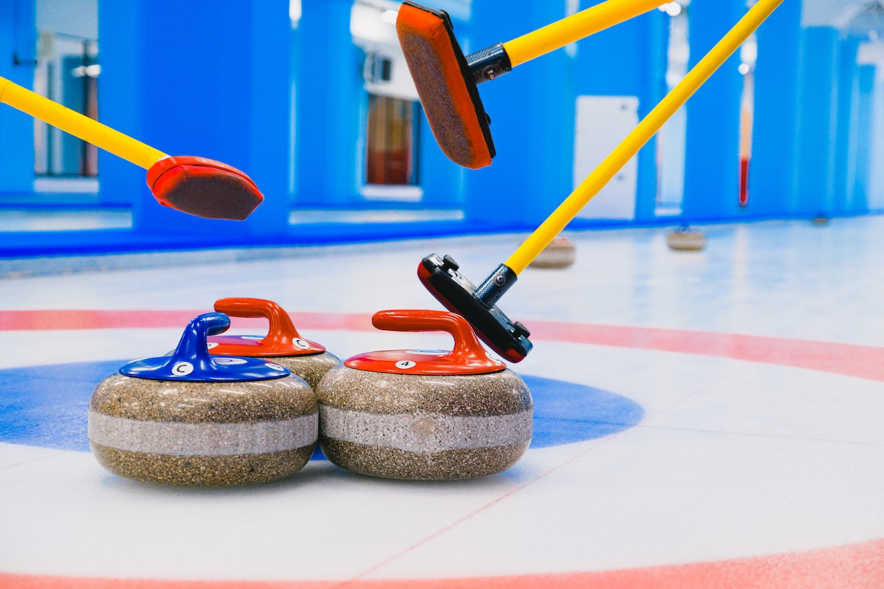 Découvrez le sport du mois de Février: le Curling ! - Office des Sports ...